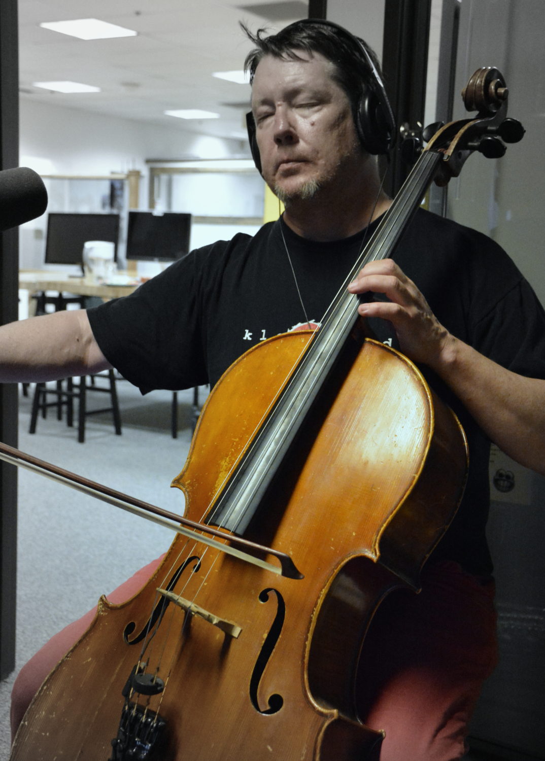 The Portland Playlist welcomes Skip von Kuske, cello's master looper ...